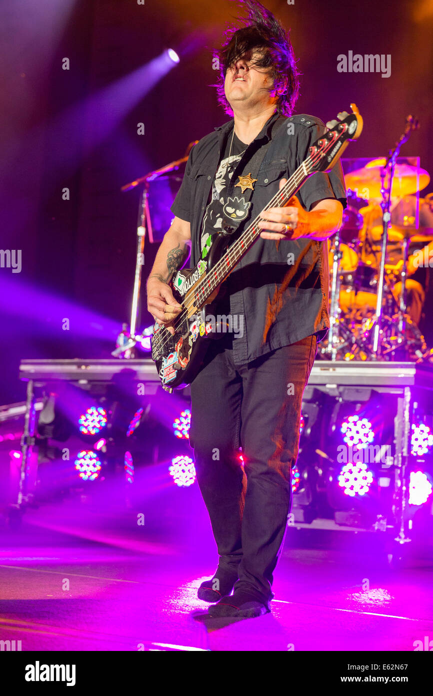Robby takac of the goo goo dolls hi-res stock photography and images ...