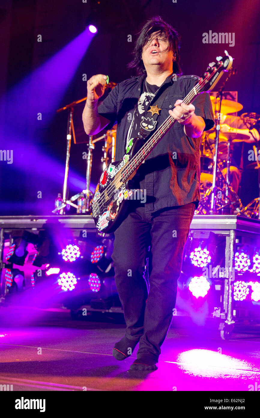 Robby takac of the goo goo dolls hi-res stock photography and images ...