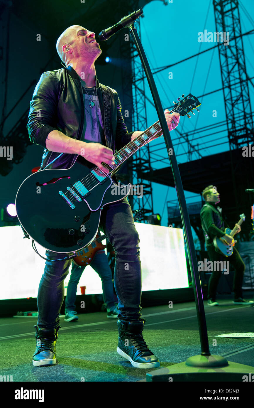 Chicago, Illinois, USA. 10th Aug, 2014. Vocalist CHRIS DAUGHTRY of the ...