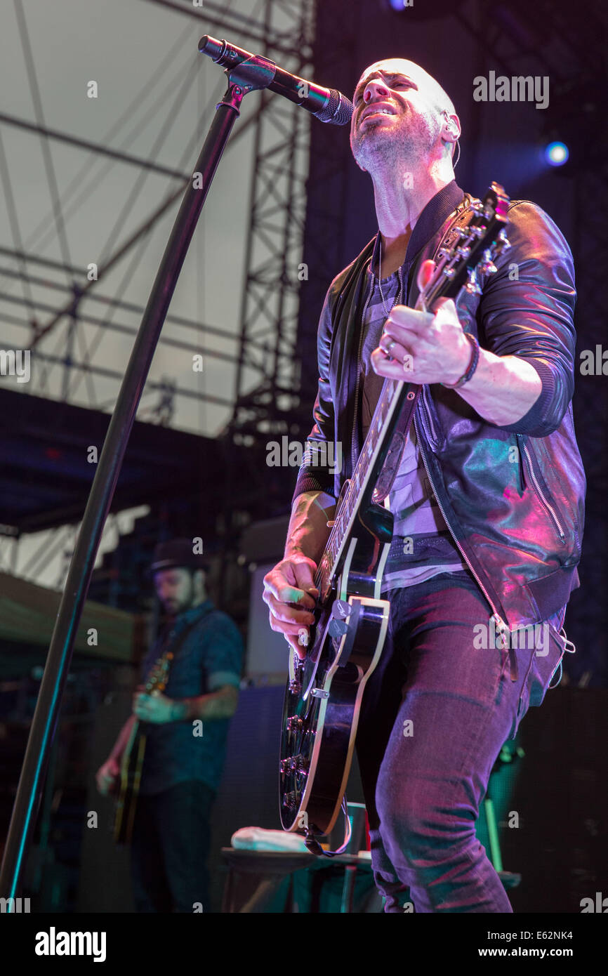 Chicago, Illinois, USA. 10th Aug, 2014. Vocalist CHRIS DAUGHTRY of the ...