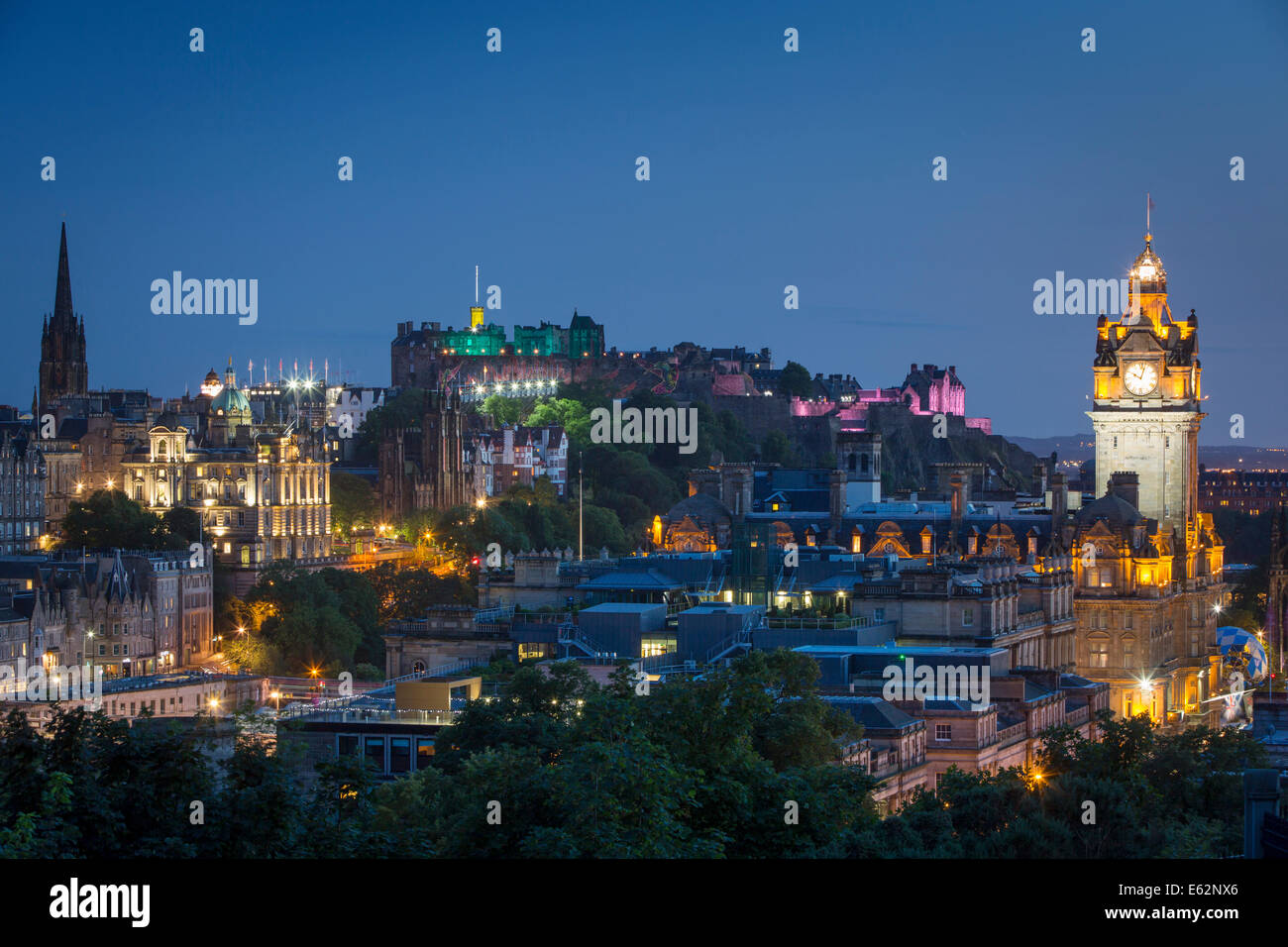 Twilight over the old Castle and city of Edinburgh, Lothian, Scotland ...