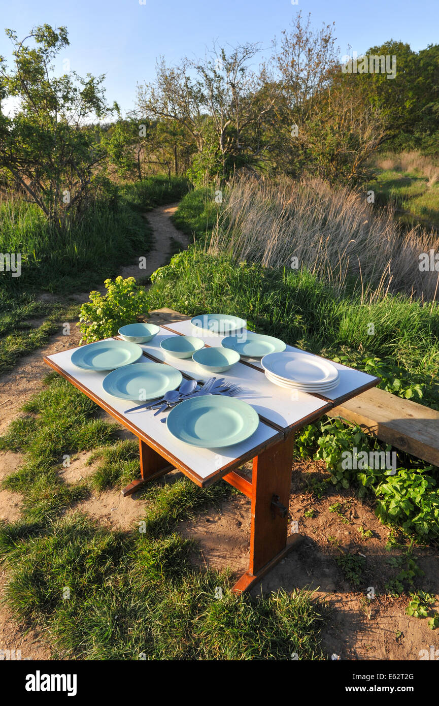 Fold out plates hi-res stock photography and images - Alamy