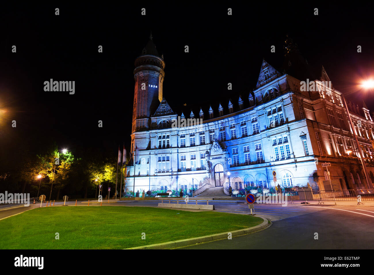 Banque et Caisse d'Epargne de l'Etat at night Stock Photo - Alamy