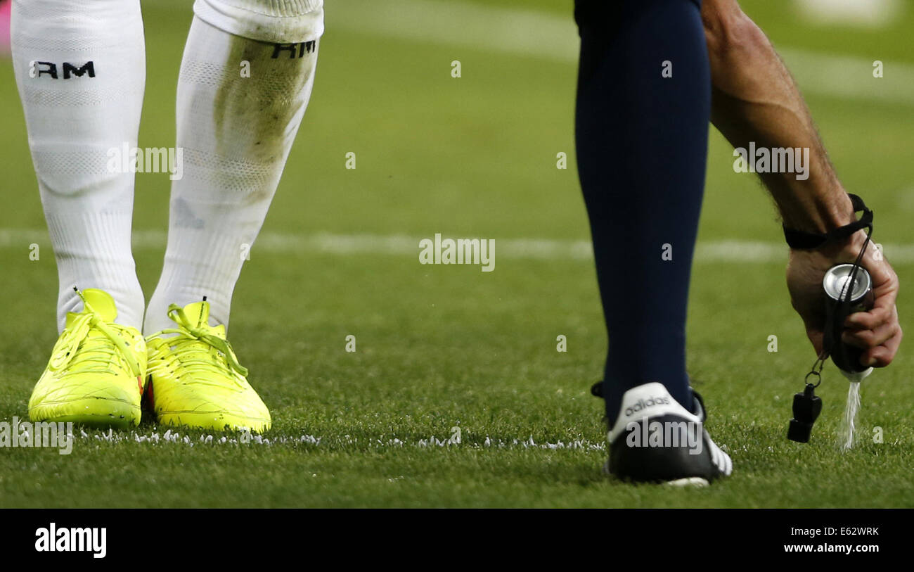 Referee vanishing spray hi-res stock photography and images - Alamy