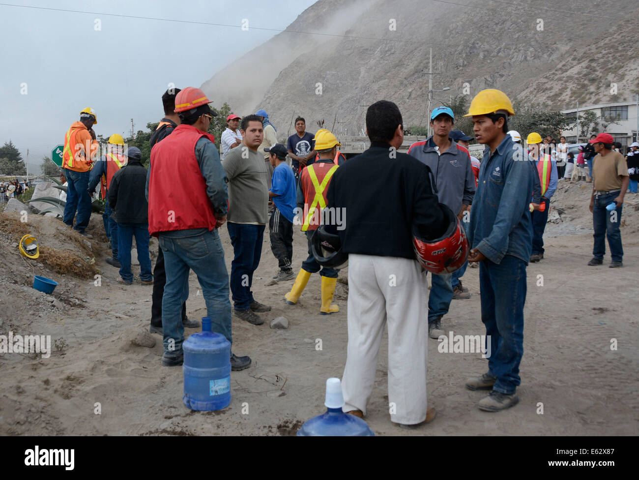 Quito, Ecuador. 12th Aug, 2014. People remain outside their homes after ...