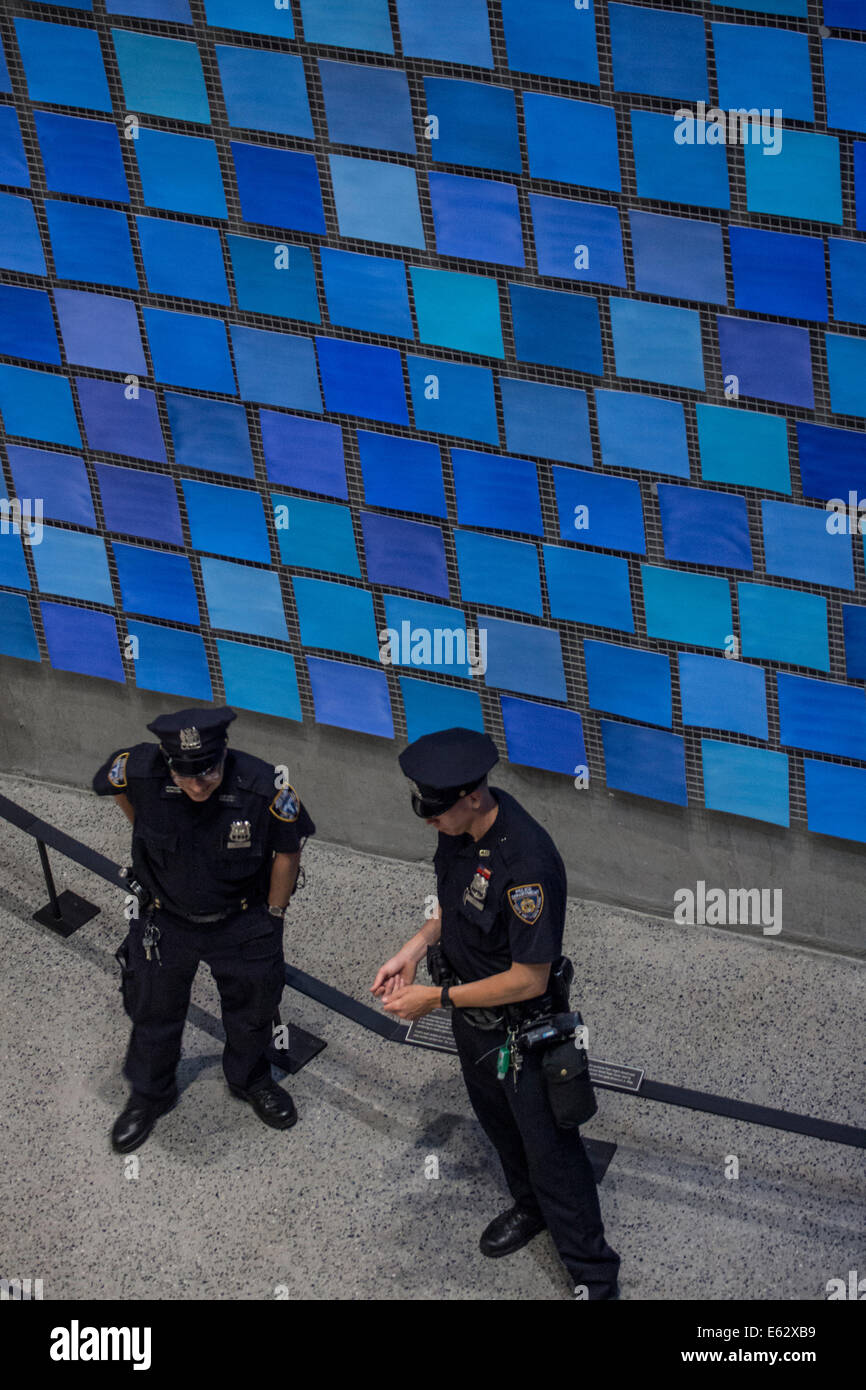 Museum security guard new york hi-res stock photography and images - Alamy