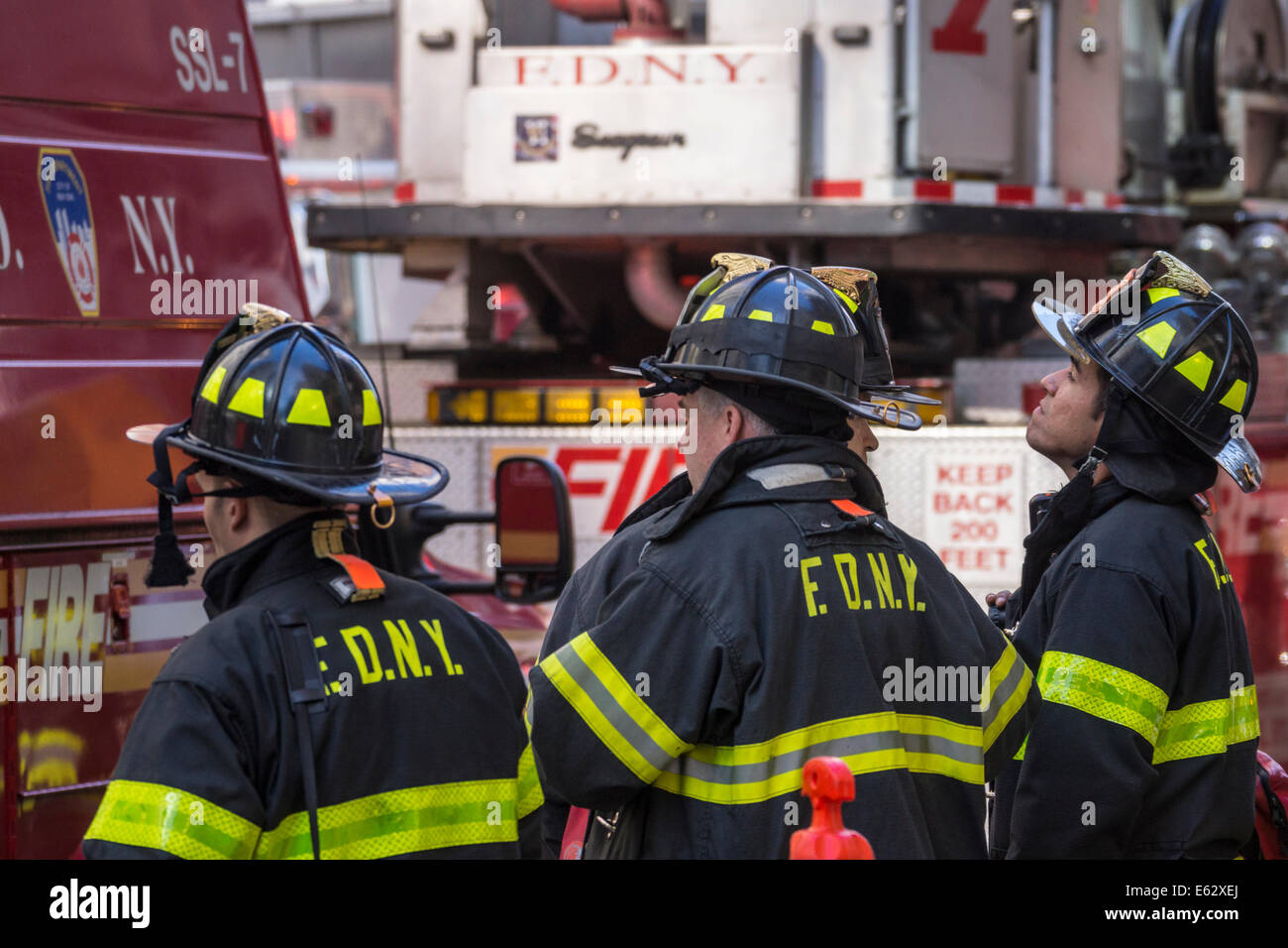 Manhattan, New York. Firefighters on duty observe a situation Stock ...