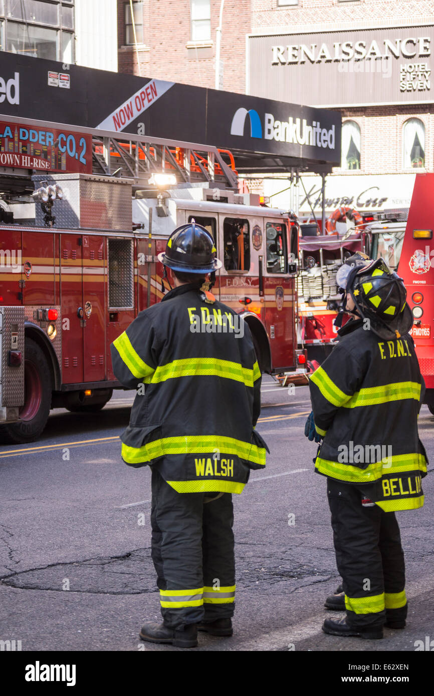 Manhattan, New York. Firefighters on duty observe a situation Stock ...