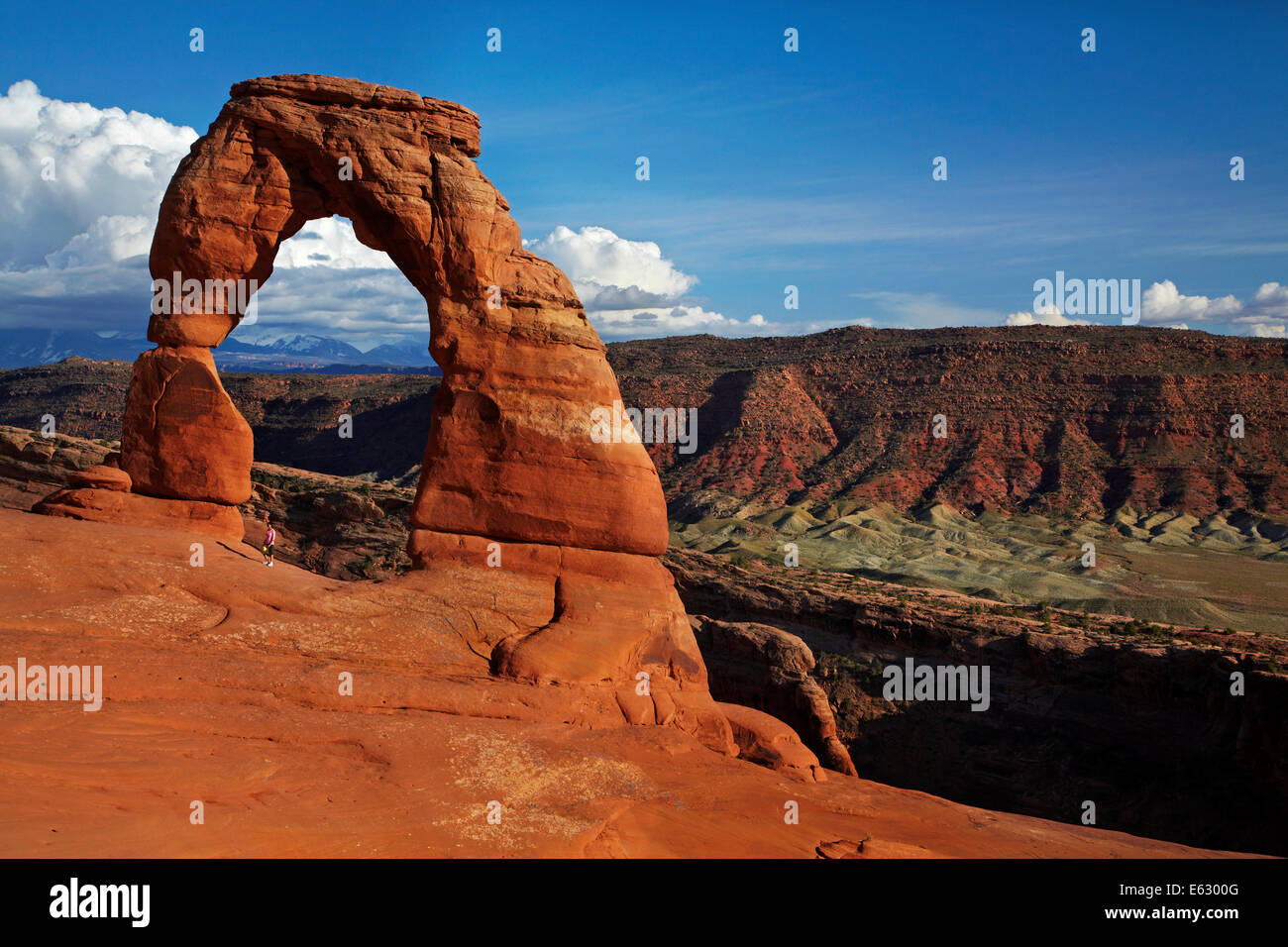 Delicate Arch (65 ft / 20 m tall iconic landmark of Utah), and tourist ...