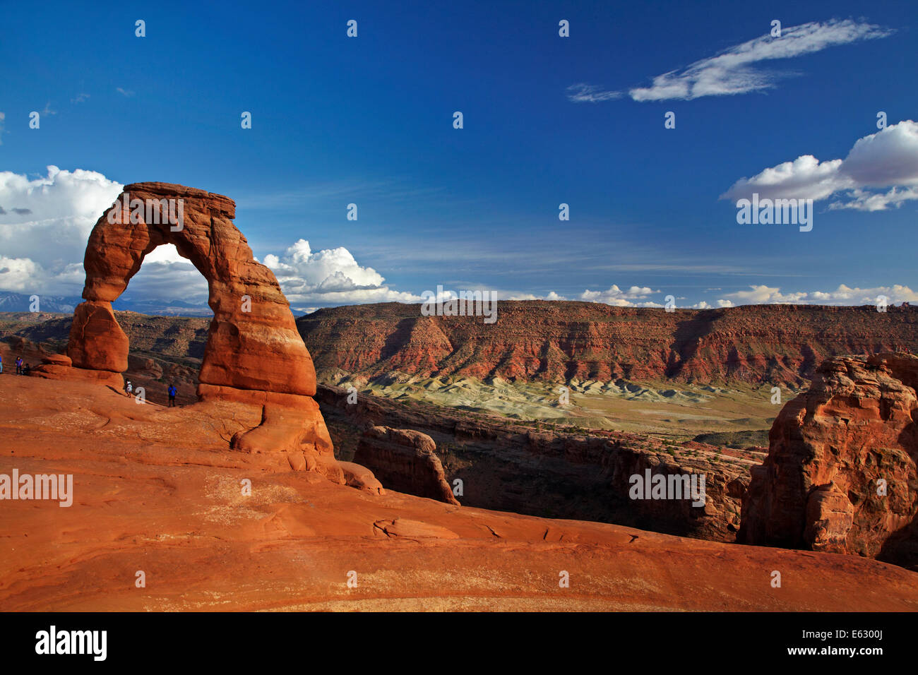 Delicate Arch (65 ft / 20 m tall iconic landmark of Utah), and tourists ...