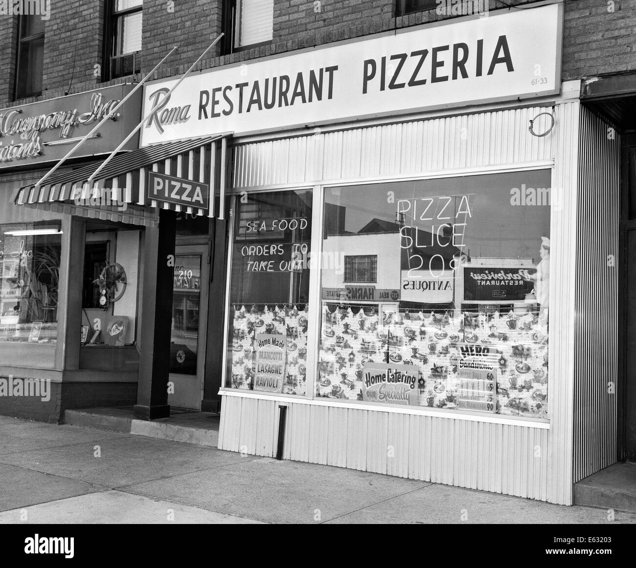 Retro storefront hi-res stock photography and images - Alamy