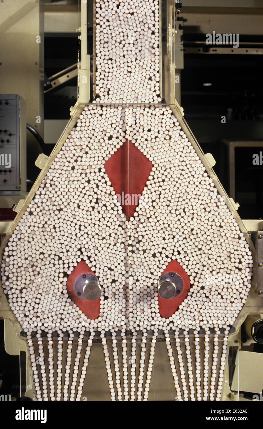 1990s CIGARETTE MANUFACTURING MACHINE Stock Photo - Alamy