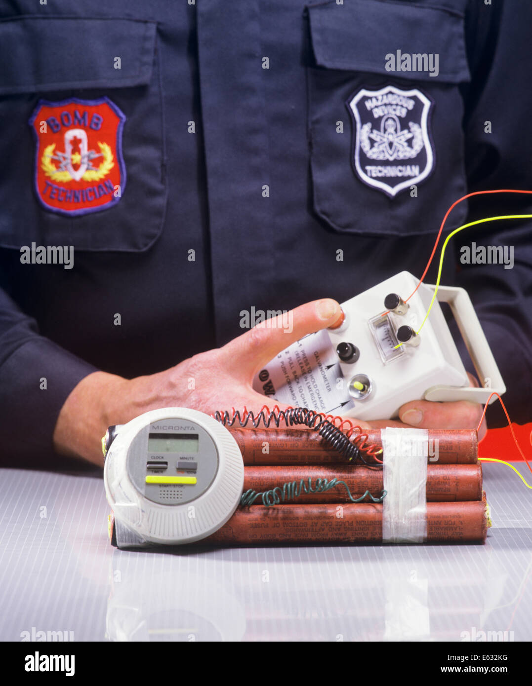 1990s BOMB TECHNICIAN CONDUCTING CLASS WITH SAMPLE BOMB Stock Photo - Alamy