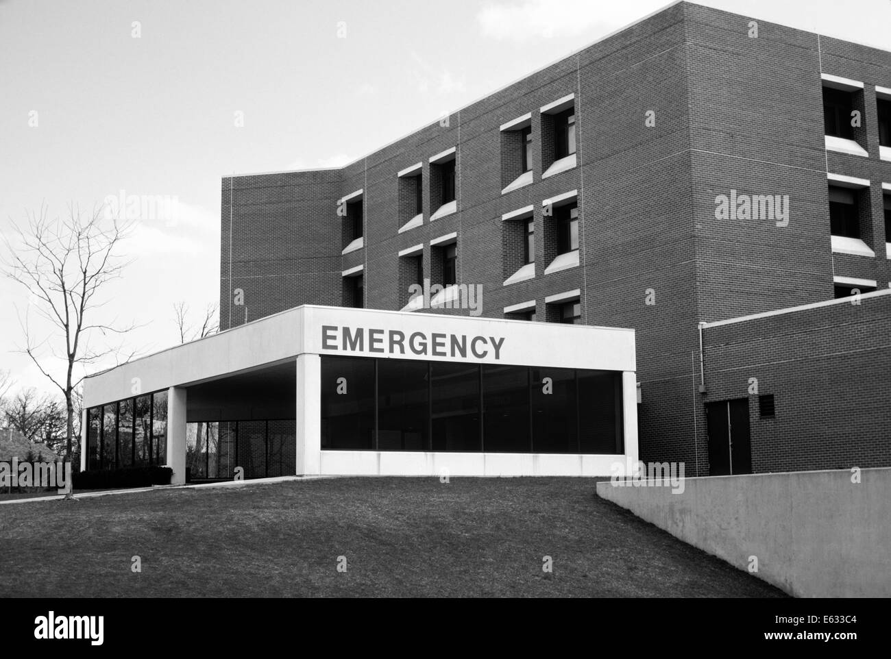1980s EMERGENCY ENTRANCE WING OF HOSPITAL BUILDING Stock Photo - Alamy