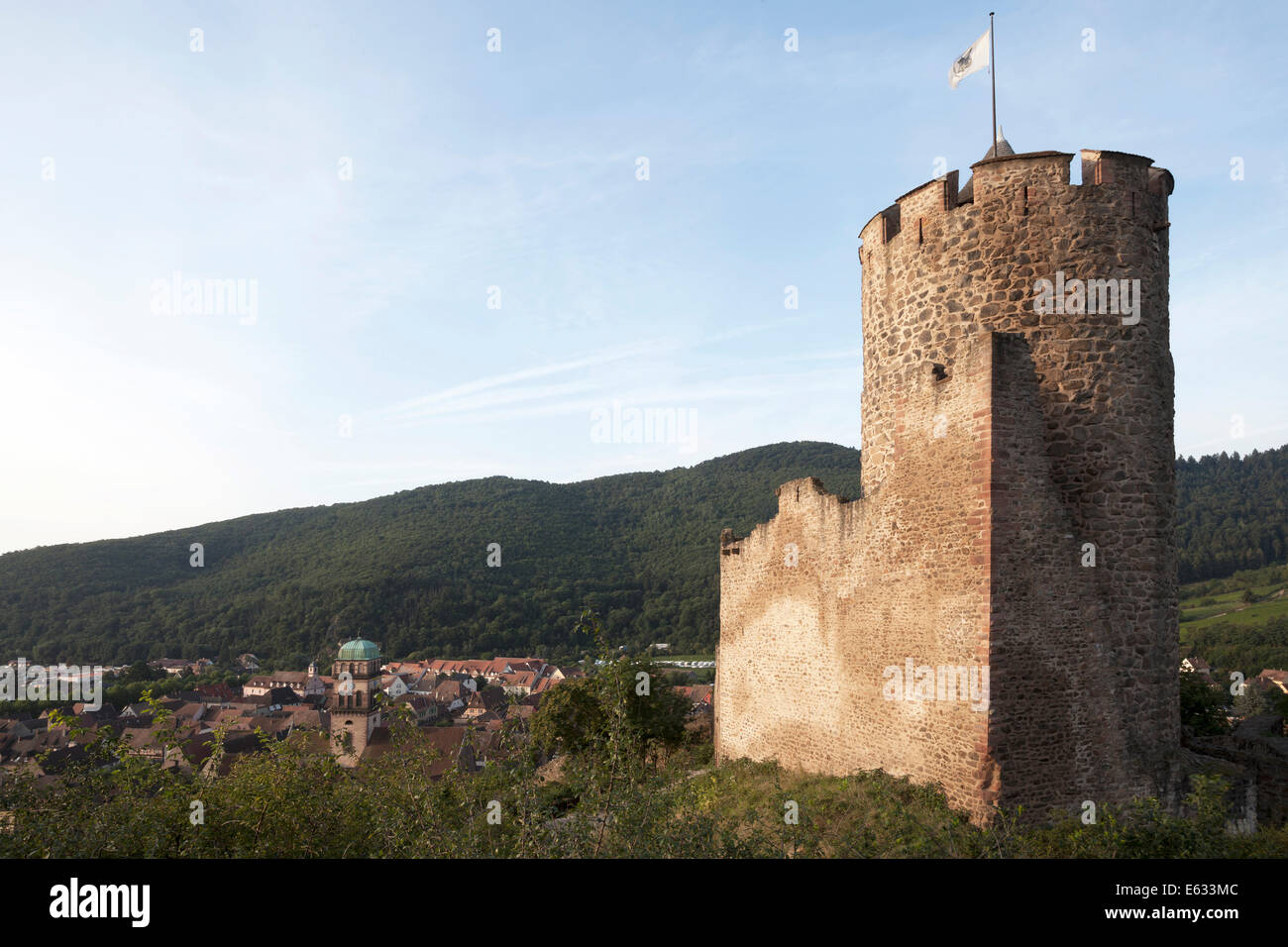 Medieval castle ruins hi-res stock photography and images - Alamy
