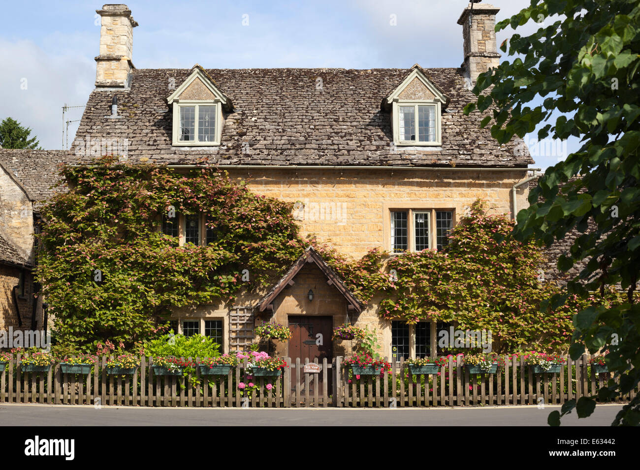 Cotswold cottage hi-res stock photography and images - Alamy