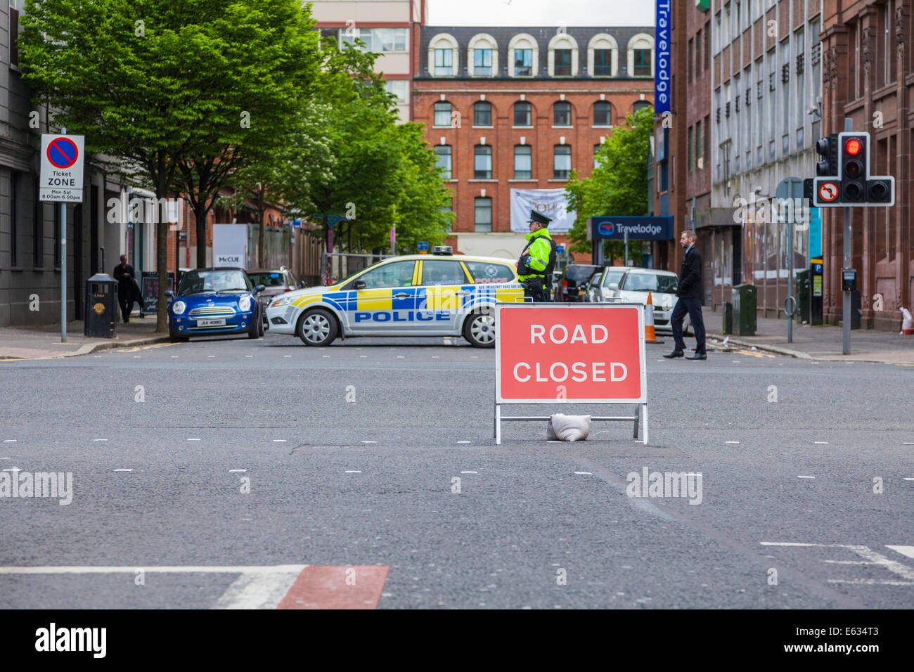 Road closed sign man hi-res stock photography and images - Alamy