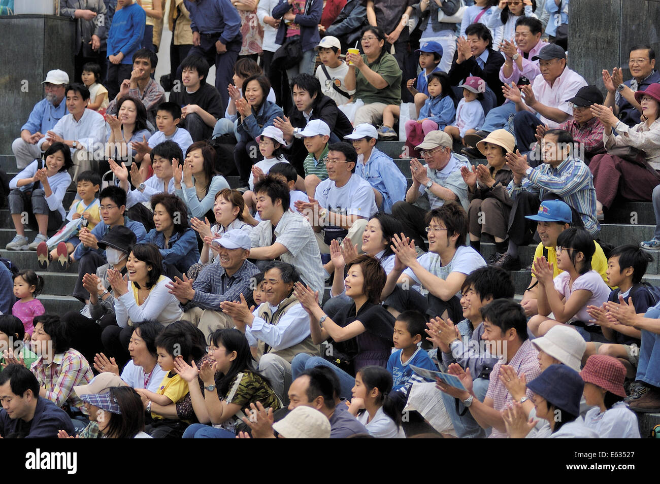 Dense crowd japan hi-res stock photography and images - Alamy