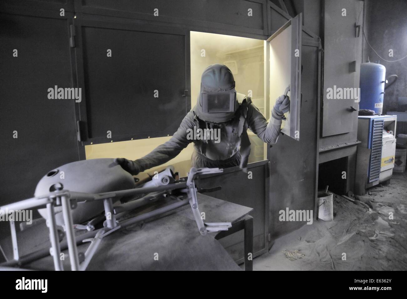 Sandblaster work hi-res stock photography and images - Alamy