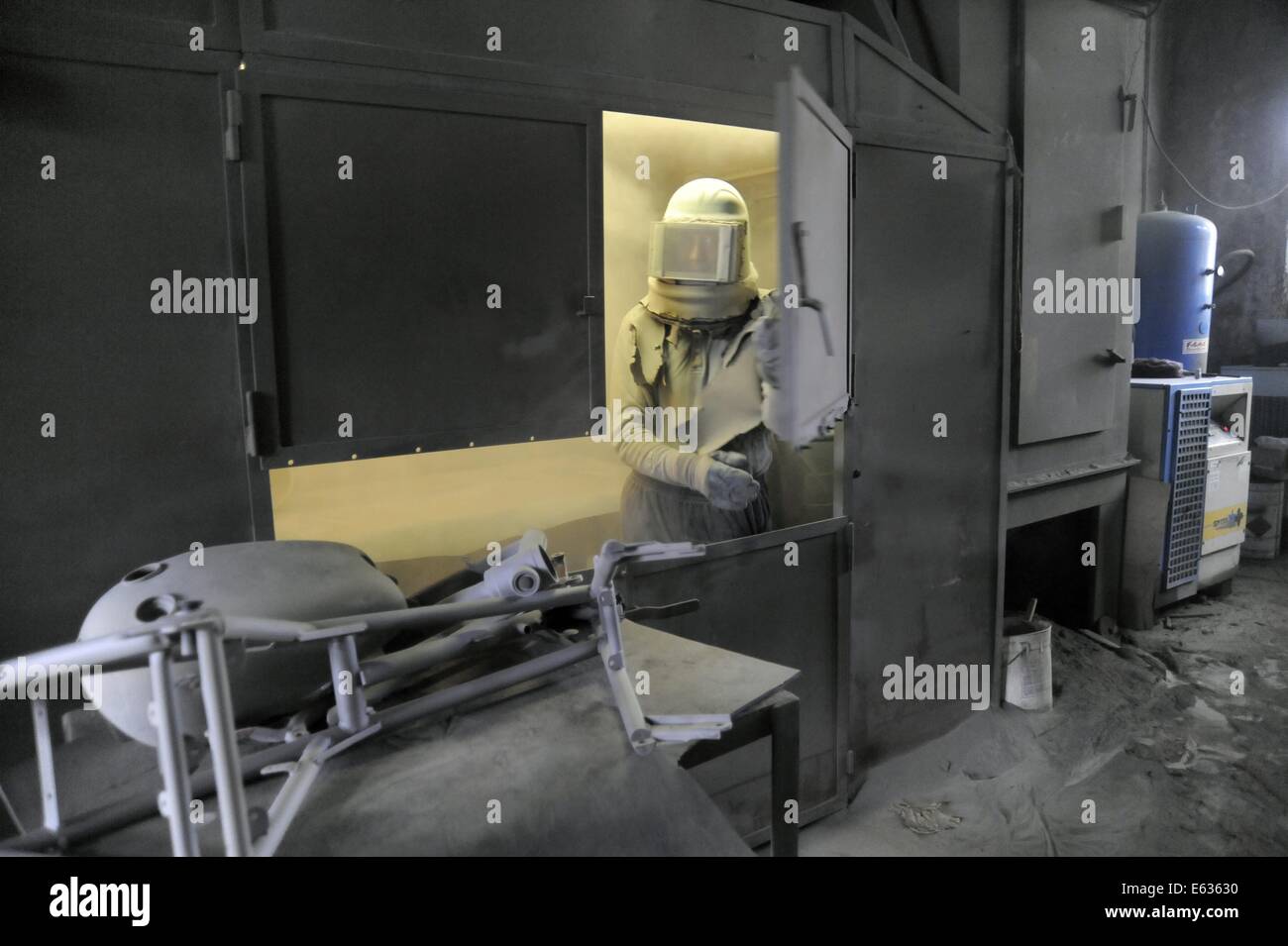 Sandblaster work hi-res stock photography and images - Alamy