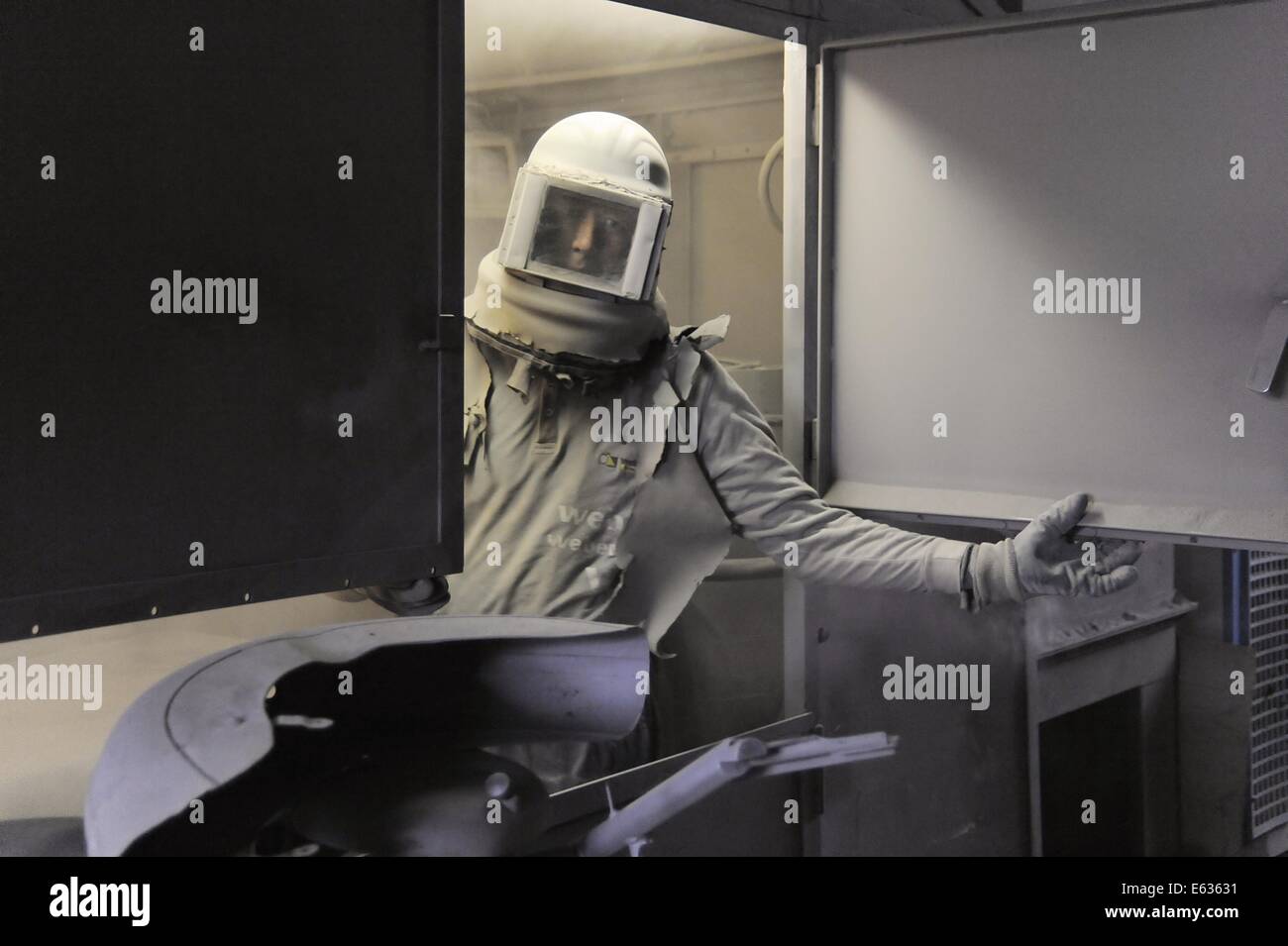 Sandblaster work hi-res stock photography and images - Alamy