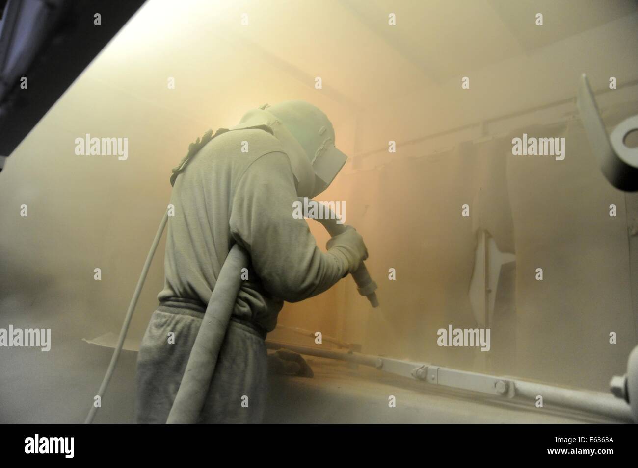 Sandblaster work hi-res stock photography and images - Alamy
