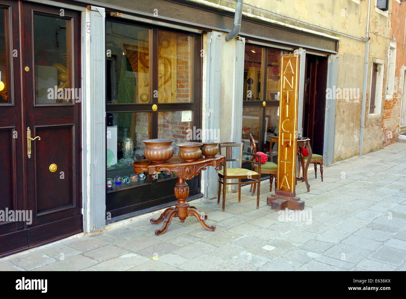 Italian antiques hi-res stock photography and images - Alamy