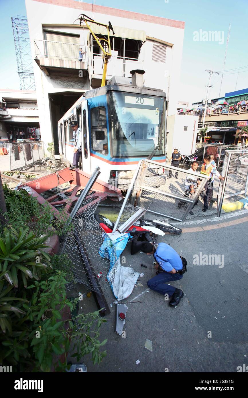 Philippine mrt passengers hi-res stock photography and images - Alamy