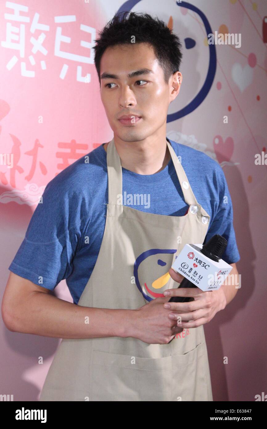 Taipei. 12th Aug, 2014. Actor Tony Yang makes mooncake for benifit ...