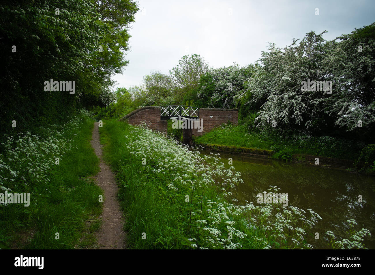 split bridge no 57 Stratford-upon-Avon canal Stock Photo - Alamy