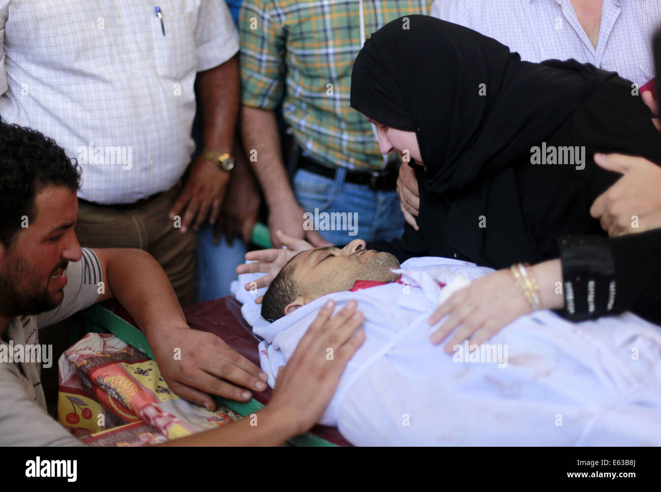 Gaza City, Gaza Strip, Palestinian Territory. 13th Aug, 2014. Relatives ...