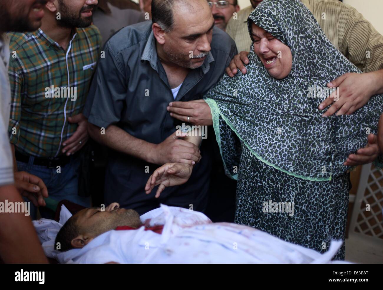 Gaza City, Gaza Strip, Palestinian Territory. 13th Aug, 2014. Relatives ...