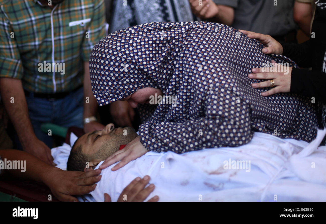 Gaza City, Gaza Strip, Palestinian Territory. 13th Aug, 2014. Relatives ...