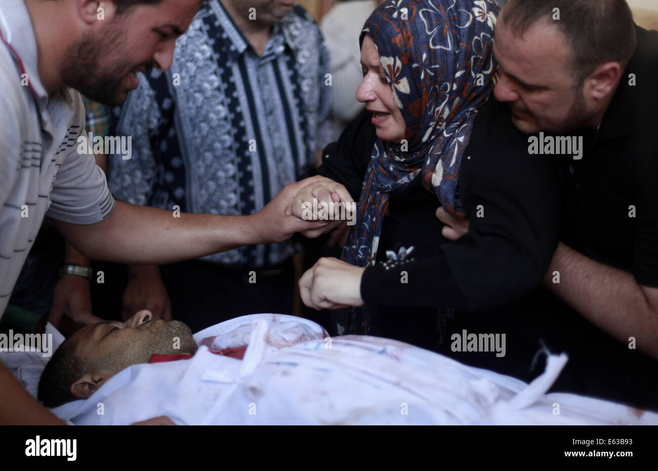 Gaza City, Gaza Strip, Palestinian Territory. 13th Aug, 2014. Relatives ...