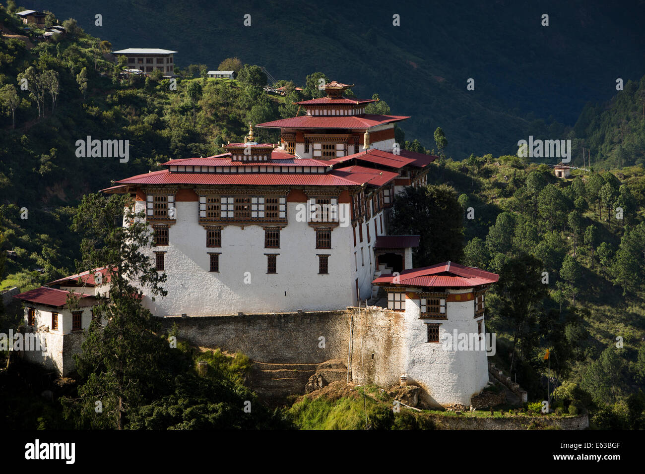 Eastern Bhutan, Lhuentse, Rinchentse Phodrang Dzong high above Kuri ...
