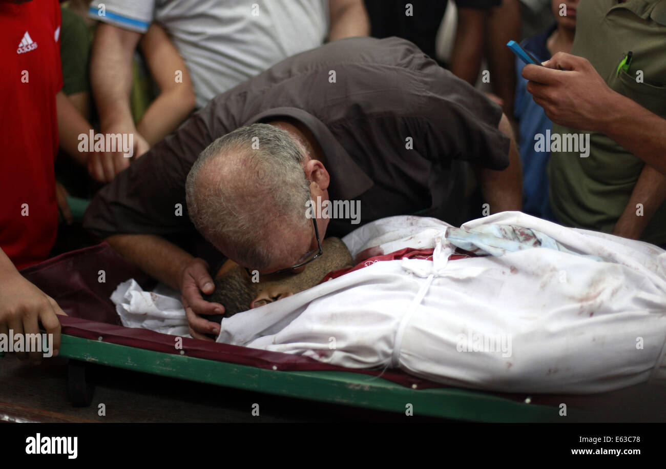Gaza City, Gaza Strip, Palestinian Territory. 13th Aug, 2014. Relatives ...