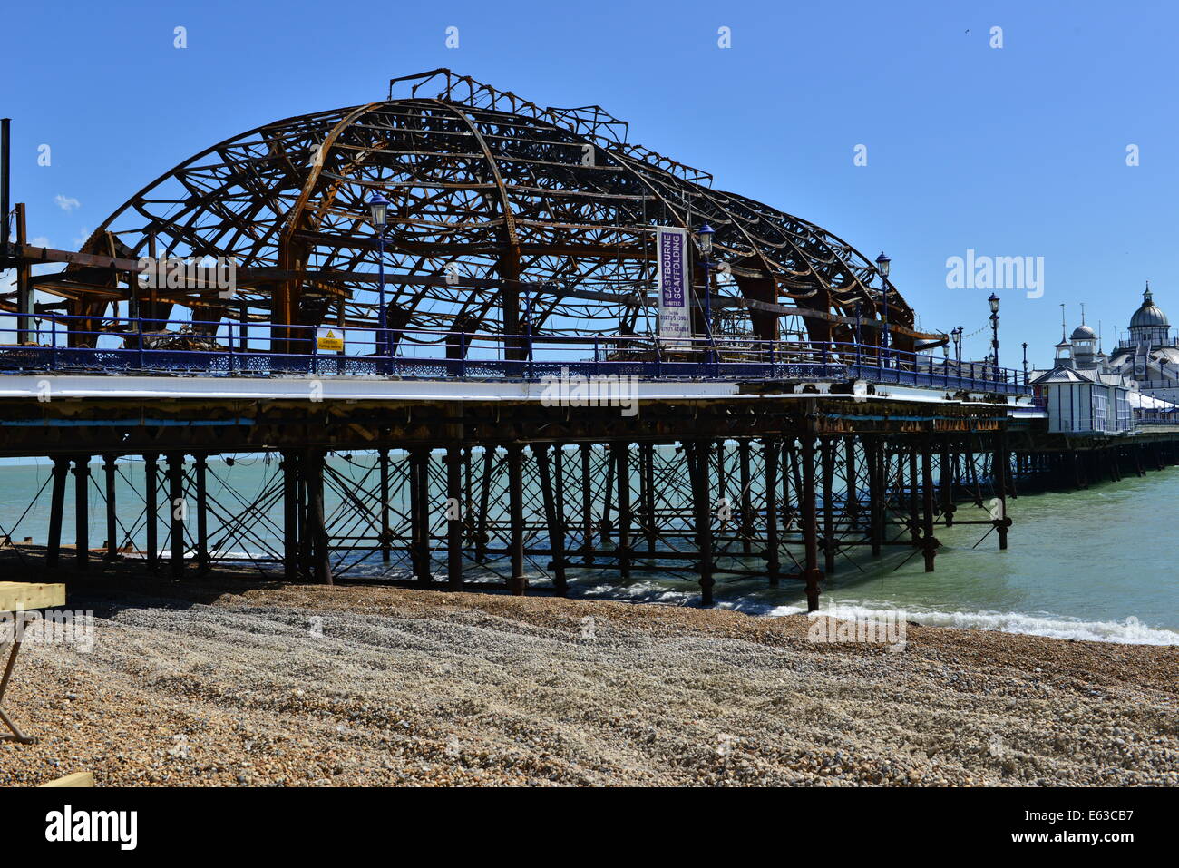 Eastbourne pier fire 2014 hi-res stock photography and images - Alamy