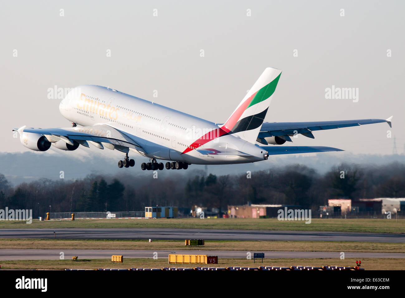 Emirates airbus a388 hi-res stock photography and images - Alamy