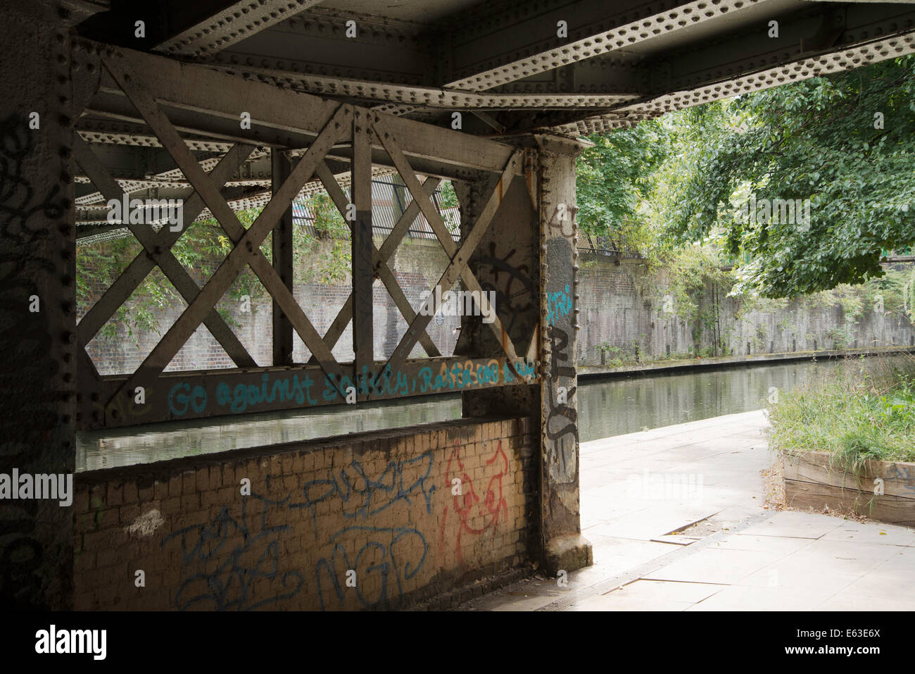 Graffiti bridge canal hi-res stock photography and images - Alamy
