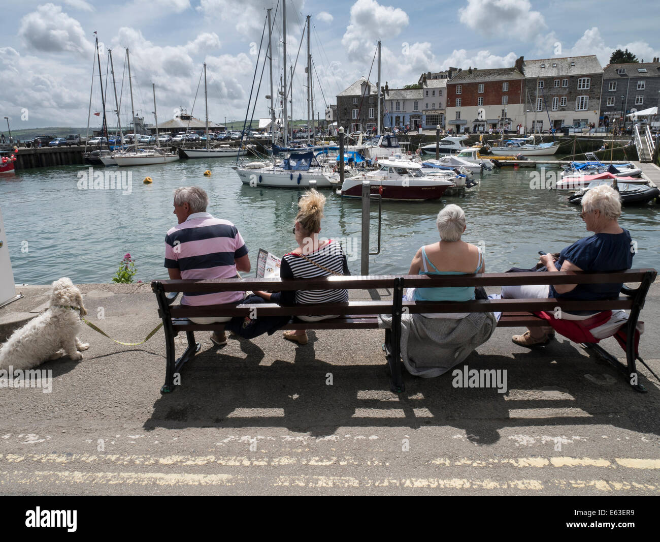 Holiday makers sitting hi-res stock photography and images - Alamy