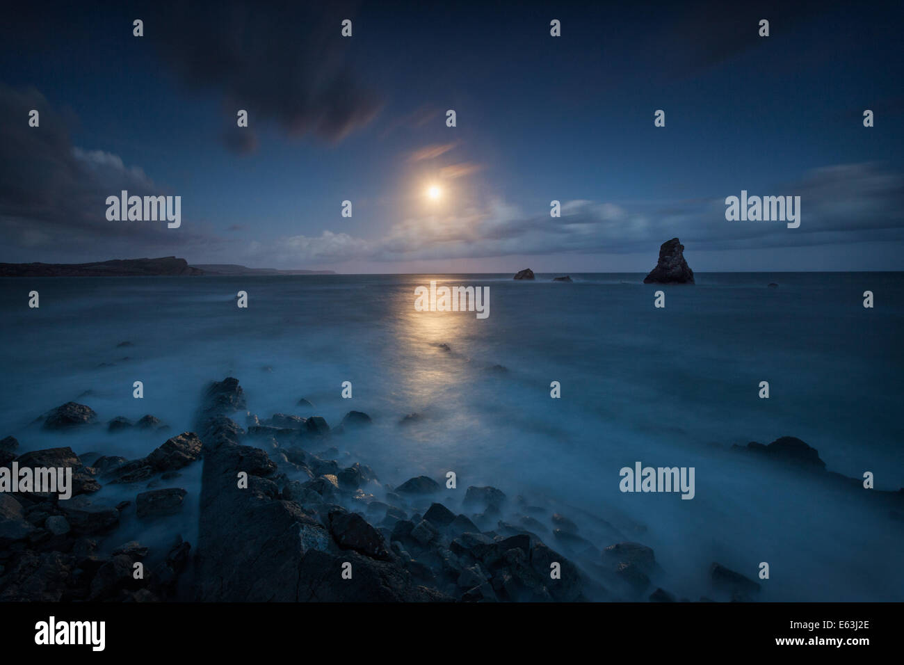 Picture of a full moon hi-res stock photography and images - Alamy