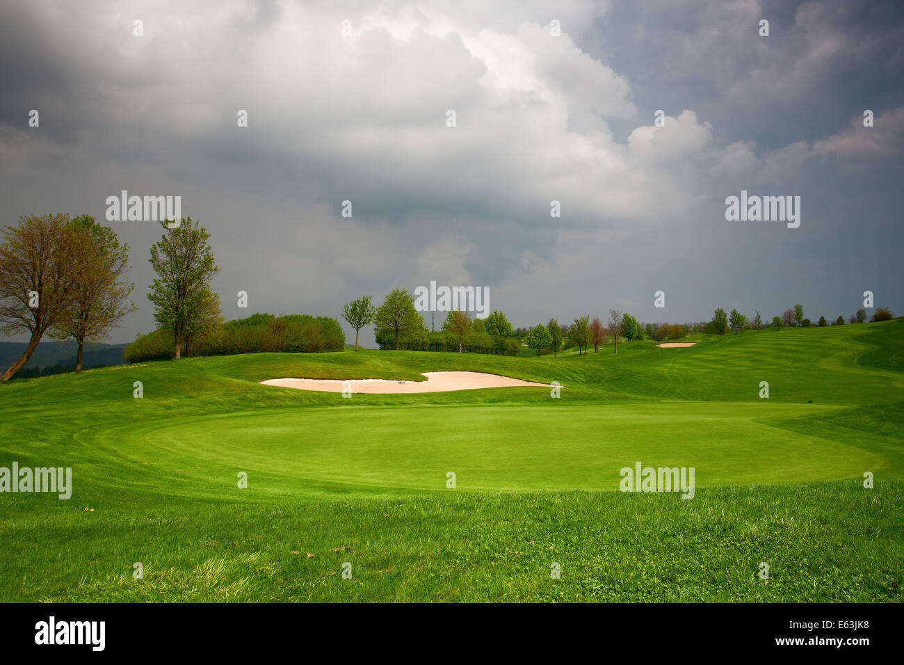 Rain on golf course hi-res stock photography and images - Alamy