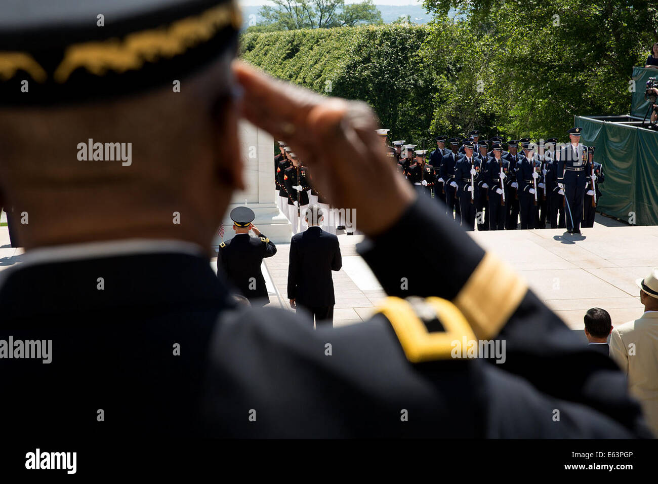 President Barack Obama, with Maj. Gen. Jeffrey S. Buchanan, Commanding ...
