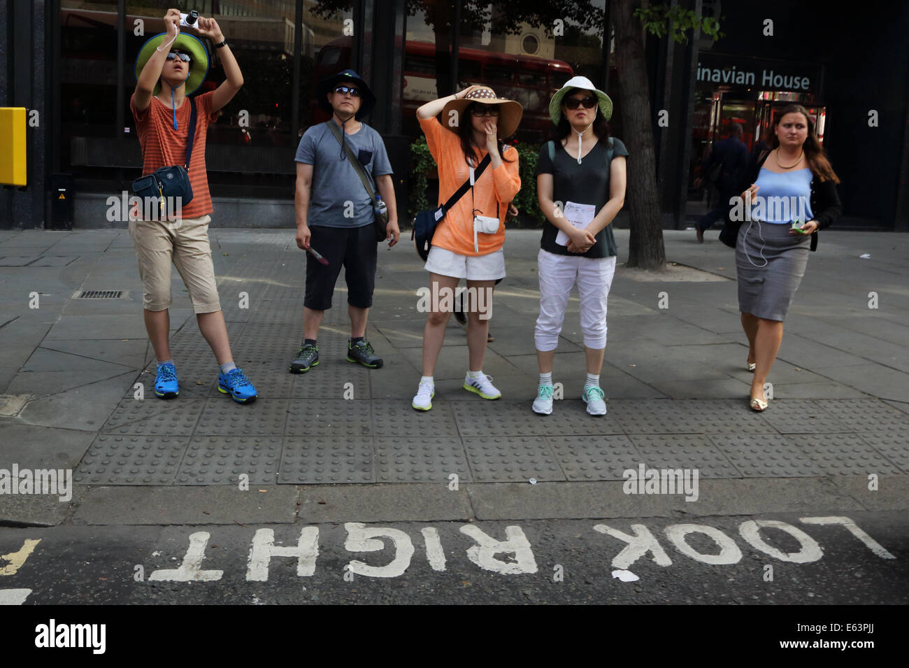 a tourists on the street in london Stock Photo - Alamy