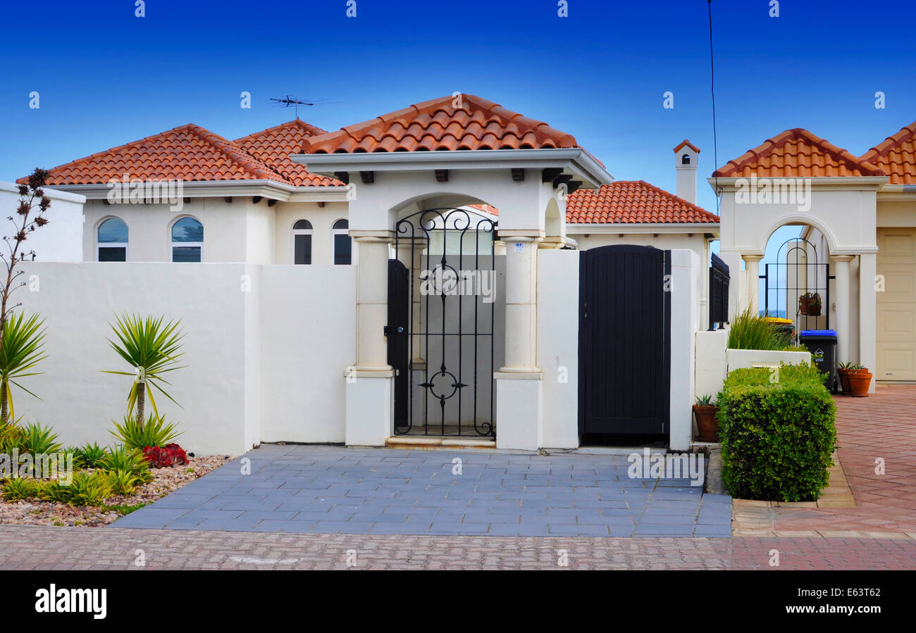 Example of modern architecture of Australian home in a seaside suburb ...