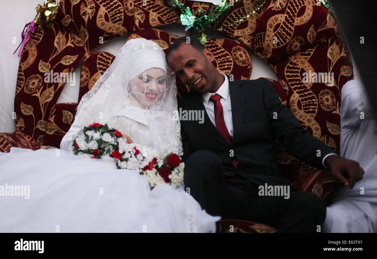 Gaza City, Gaza Strip. 13th Aug, 2014. A Palestinian couple speaks with ...