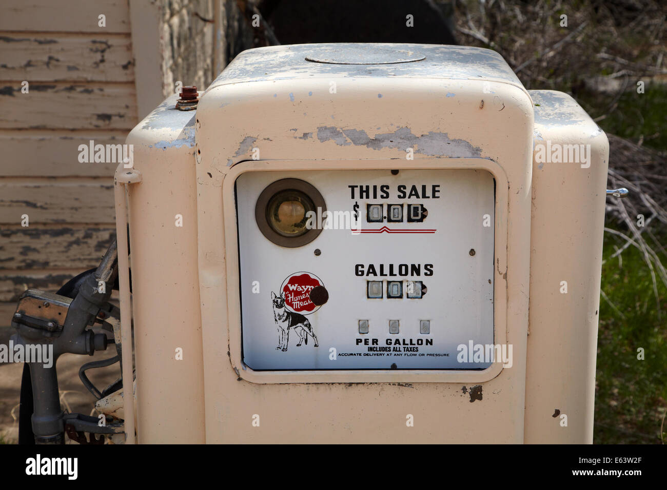 Vintage gas pump hi-res stock photography and images - Alamy