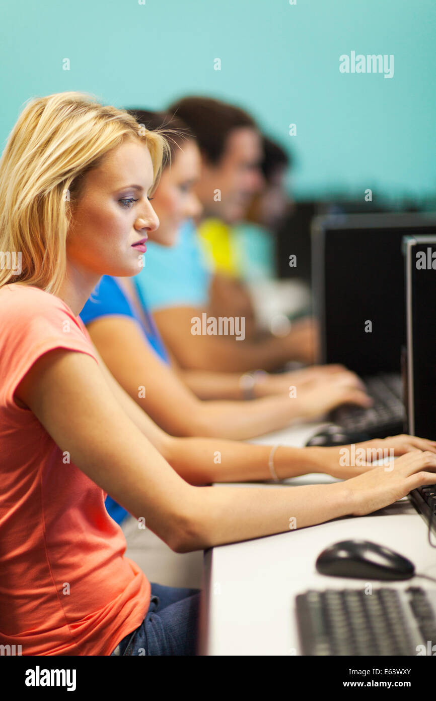 Boys computer lab at school hi-res stock photography and images - Alamy