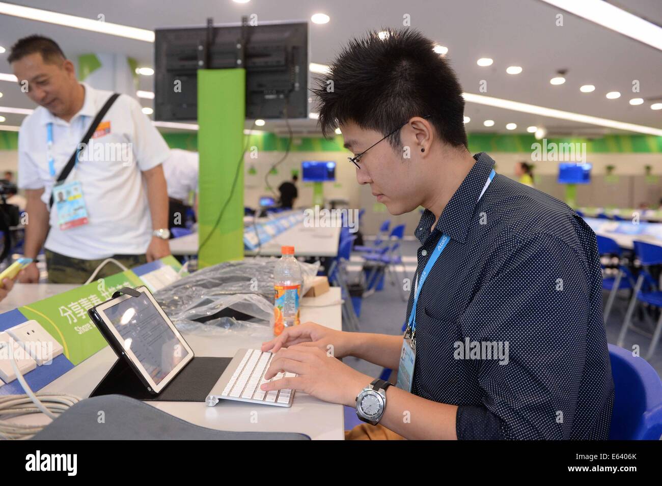 (140814)-NANJING, Aug. 14, 2014 (Xinhua) Journalist David Tang(R) of ...