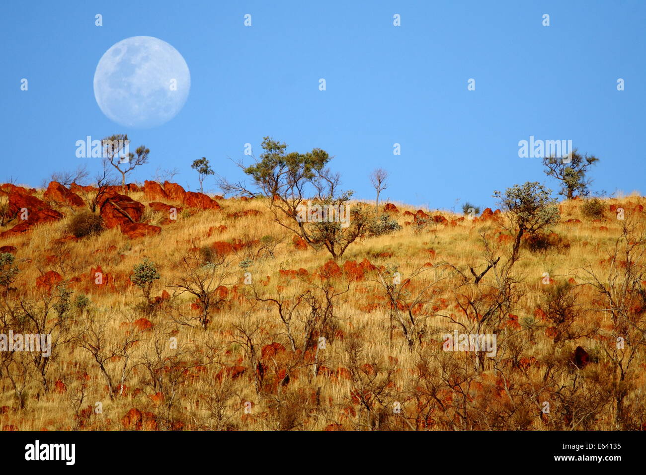 Daylight outback karijini moonrise australia hi-res stock photography ...